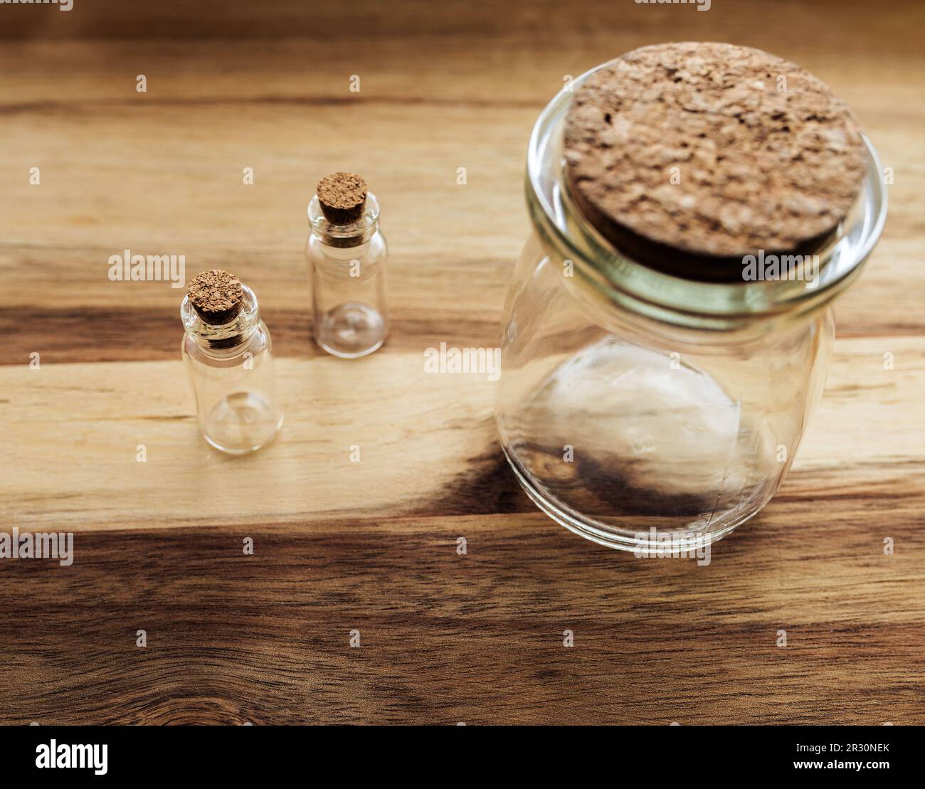 Clean empty medical vials hi-res stock photography and images - Alamy