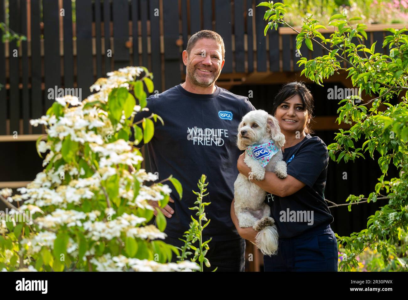 London, UK. 22 May 2023. Wildlife presenter Steve Backshall (L), Daisy ...