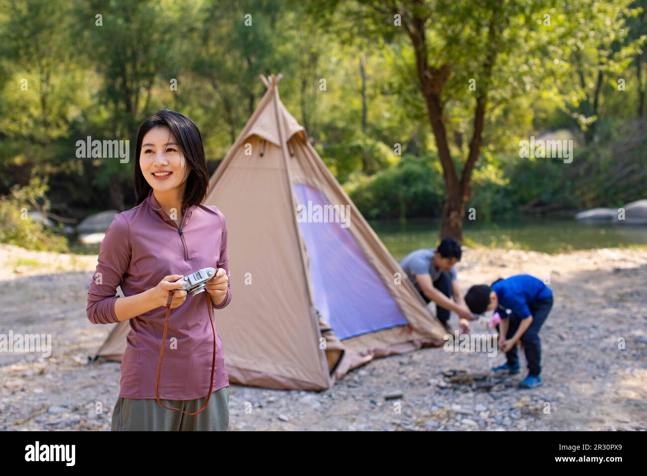 Family tent installing hi-res stock photography and images - Alamy