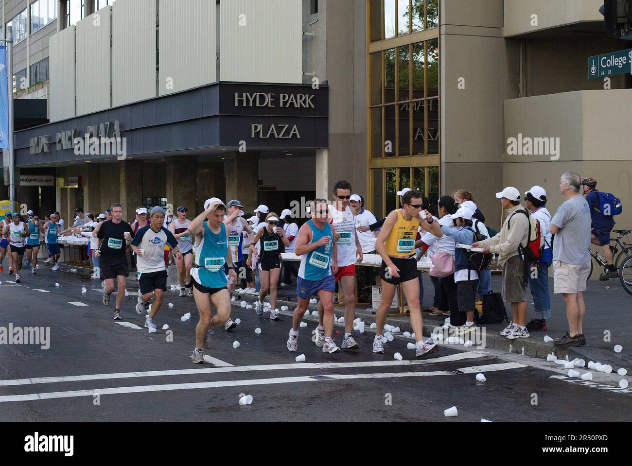 The 2006 Blackmores 'Bridge Run' public marathon in Sydney, Australia ...