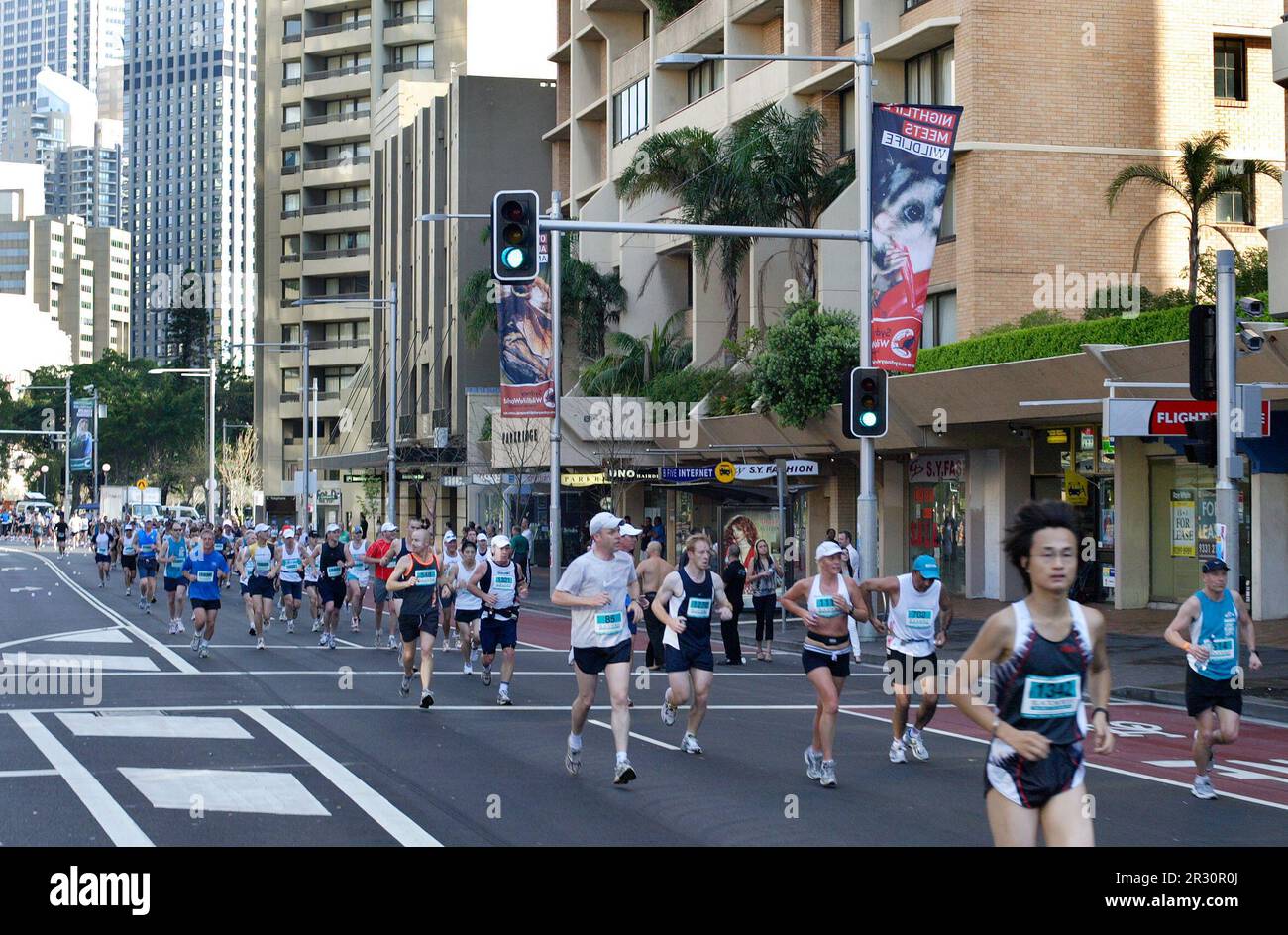 The 2006 Blackmores 'Bridge Run' public marathon in Sydney, Australia ...