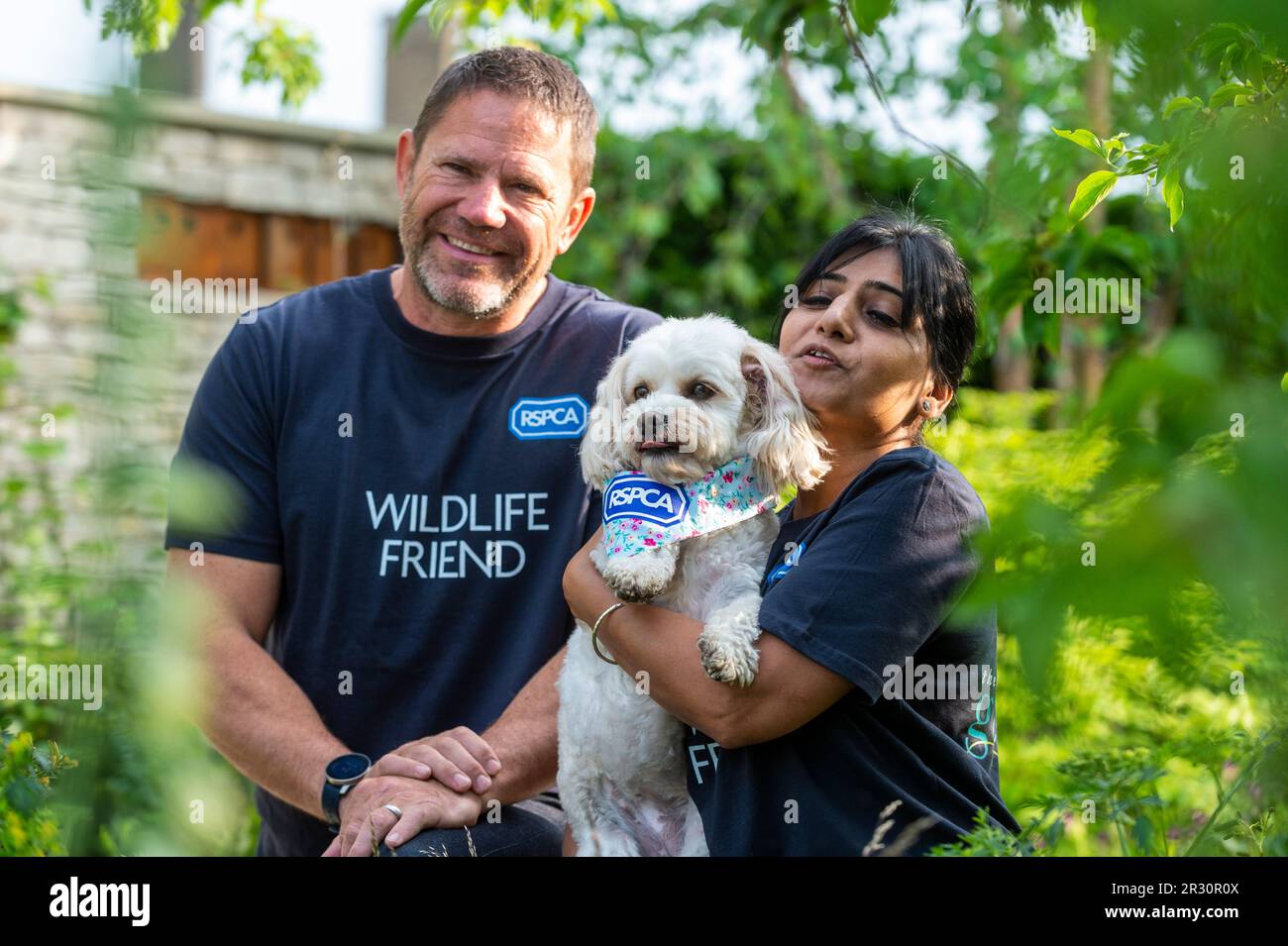 London, UK. 22 May 2023. Wildlife presenter Steve Backshall (L), Daisy ...