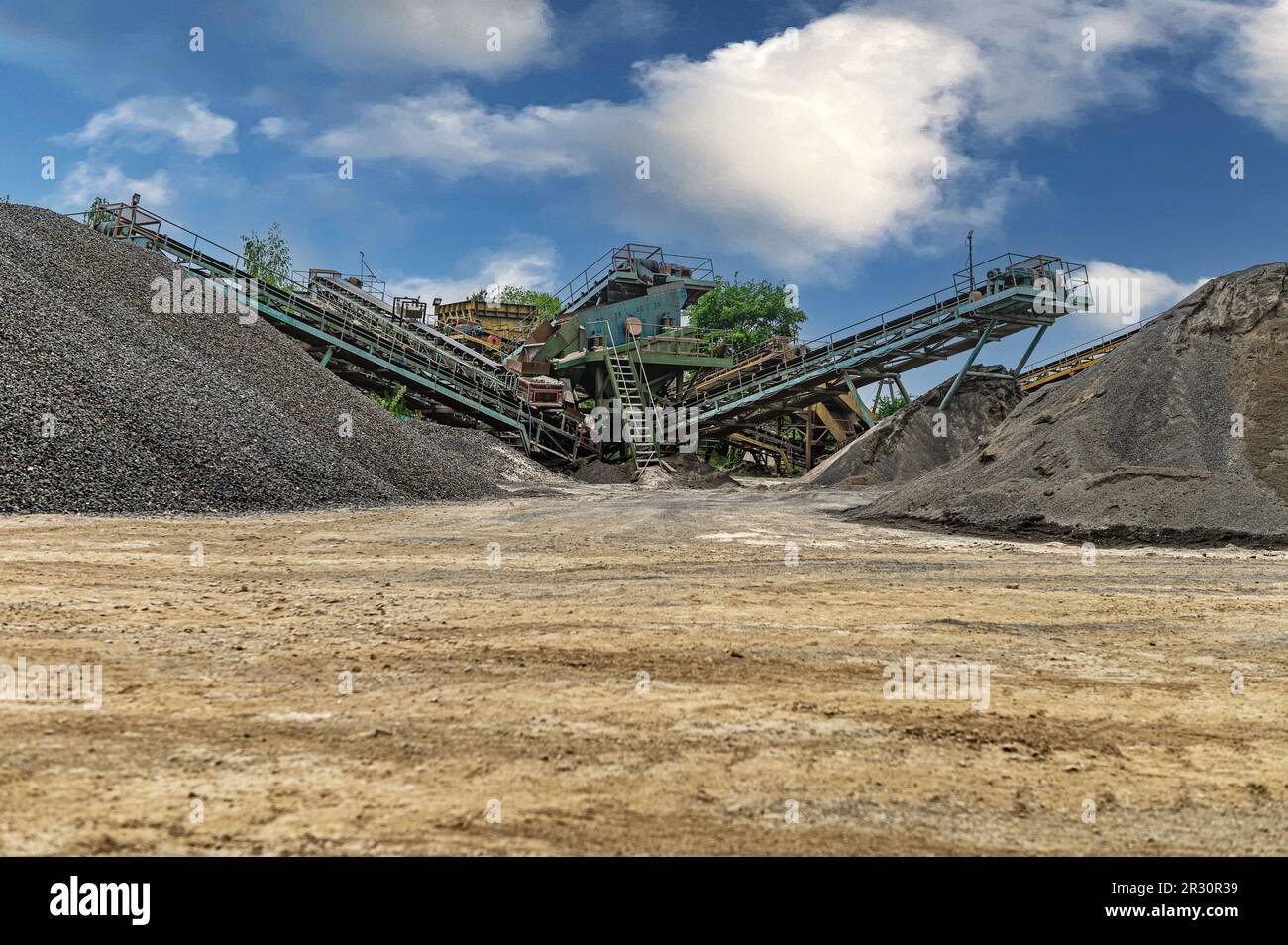 Minning industry gravel quarry conveyor. Crushing machinery, cone type ...
