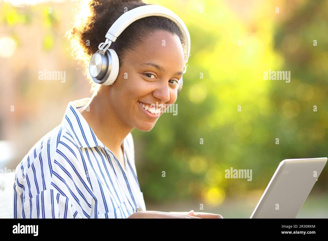 Teen laptop video game headphone hi-res stock photography and images - Alamy