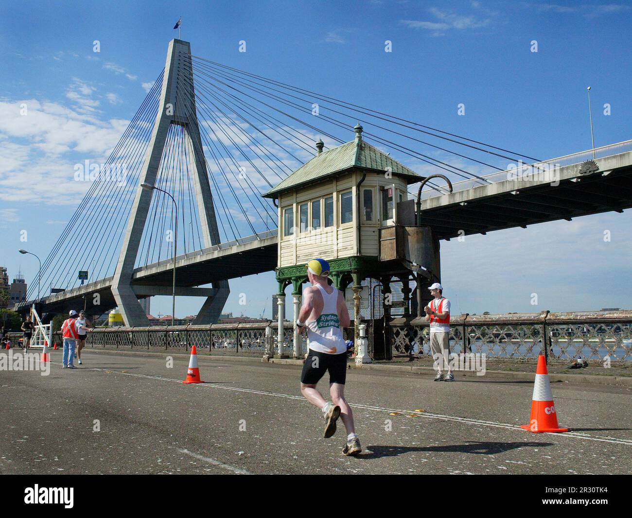 The 2006 Blackmores 'Bridge Run' public marathon in Sydney, Australia ...