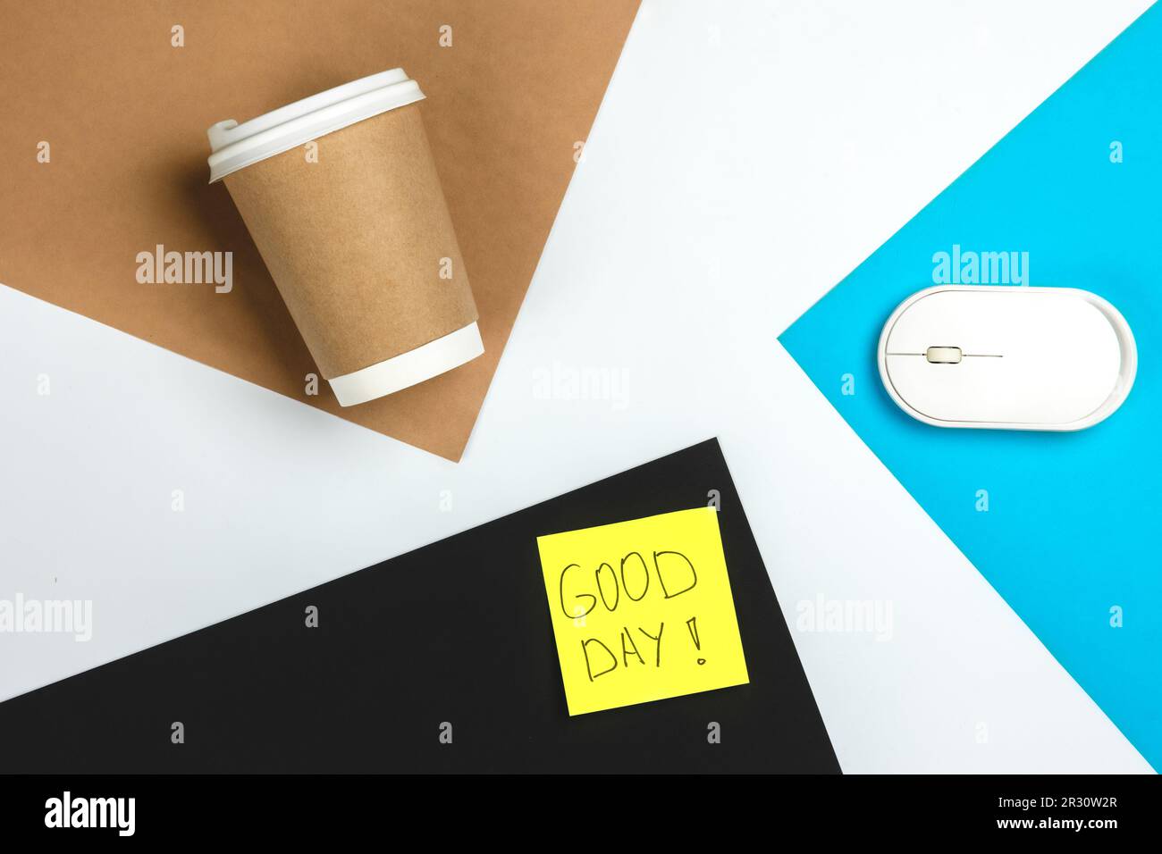 Paper cup, computer mouse and paper reminder, top view Stock Photo - Alamy