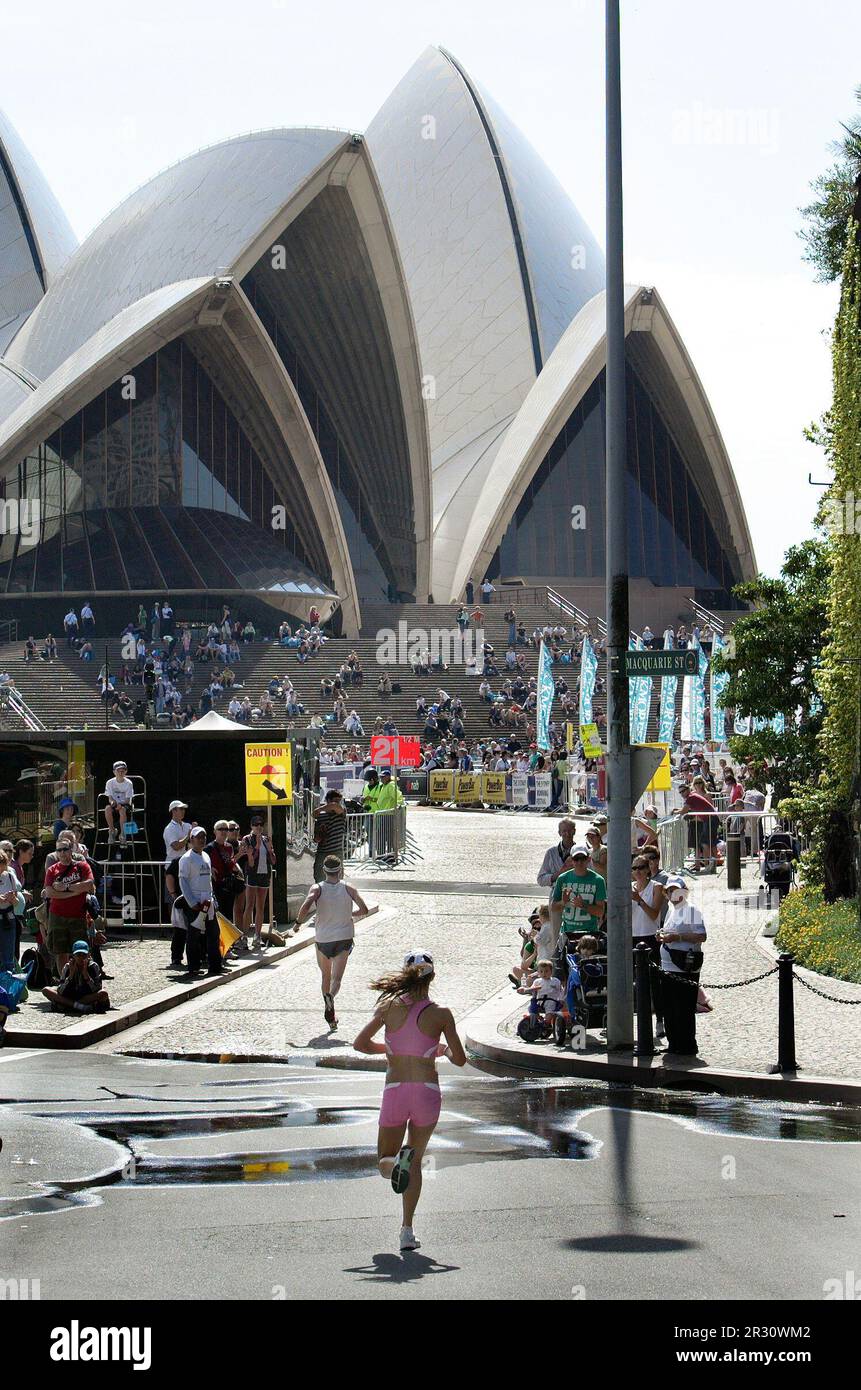 The 2006 Blackmores 'Bridge Run' public marathon in Sydney, Australia ...