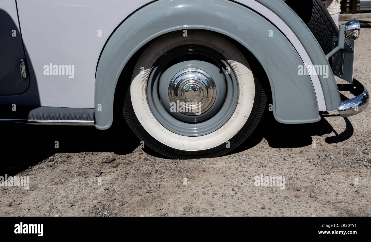 Vintage Car Wheel. classic retro automobile Stock Photo - Alamy
