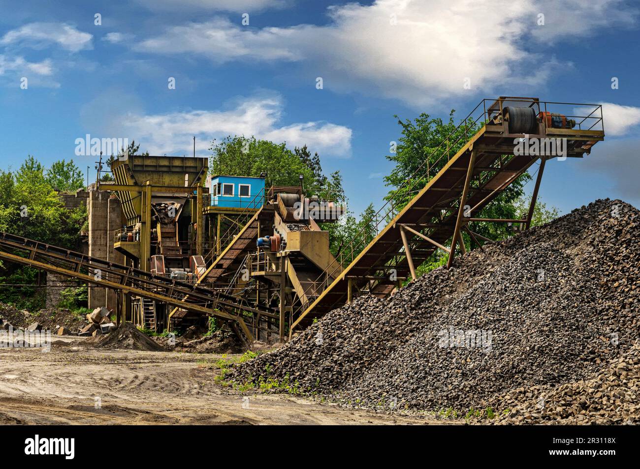 Minning industry gravel quarry conveyor. Crushing machinery, cone type ...