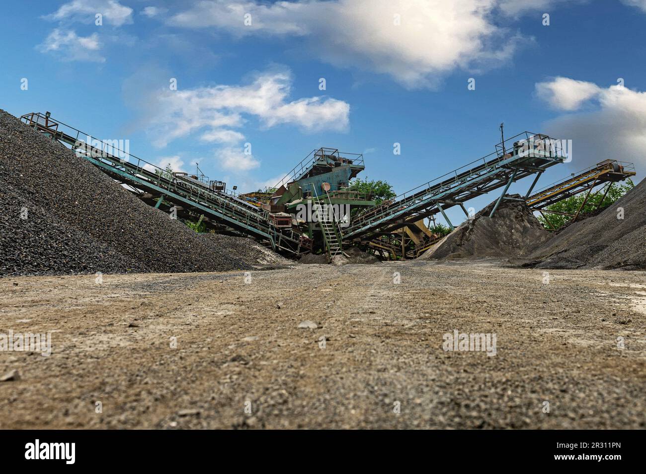 Minning industry gravel quarry conveyor. Crushing machinery, cone type ...