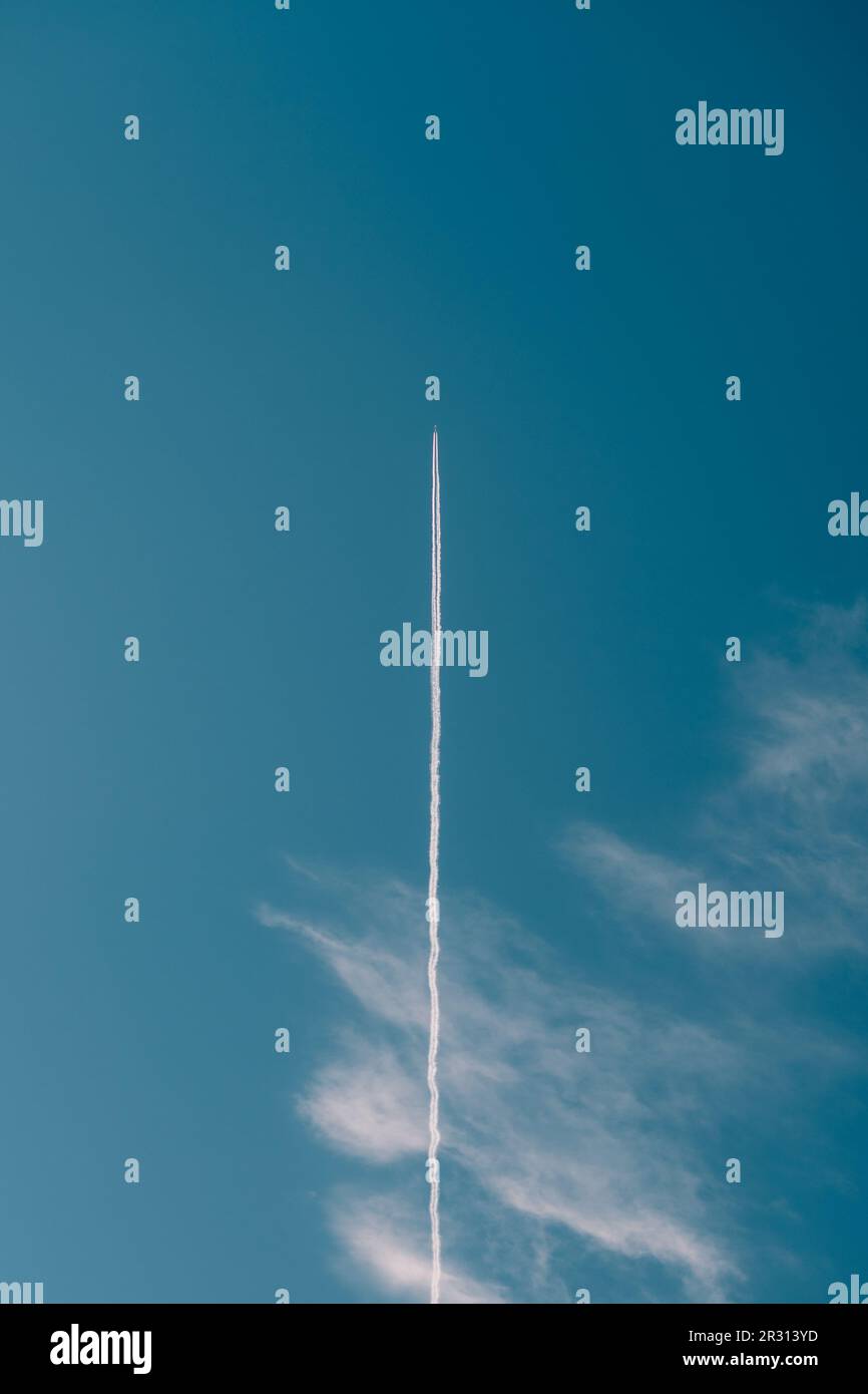 White trace of plane hi-res stock photography and images - Alamy