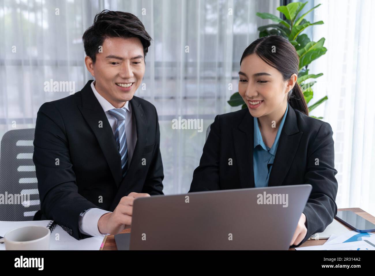 Busy analyst team in office discuss data analysis and marketing ...