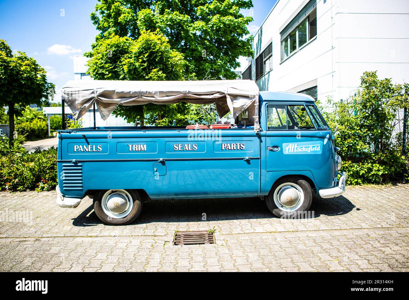 VW Bus T1 in der Version als Pritsche. Der Bulli ist zeitgenössisch ...