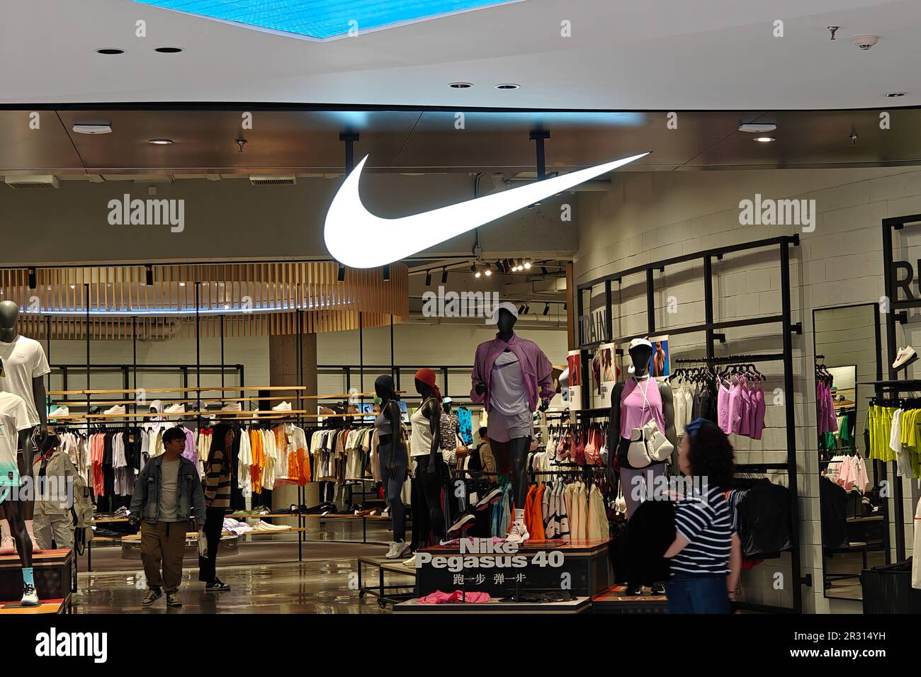 Nike shop customers hi-res stock photography and images - Alamy