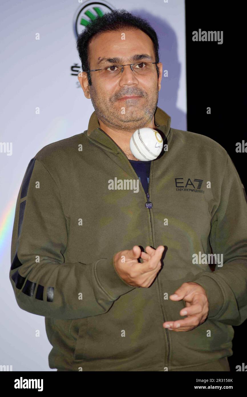 Tossing up cricket ball hi-res stock photography and images - Alamy