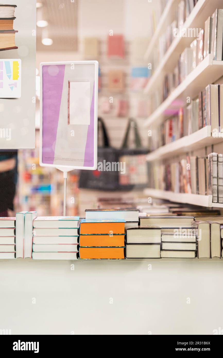 Bookstore showcase hi-res stock photography and images - Alamy