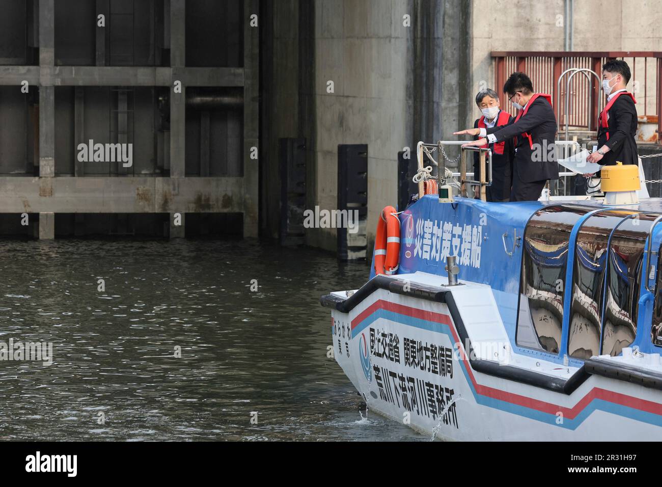 Japanese Emperor Naruhito (L) inspects Arakawa Lock Gate connecting the ...