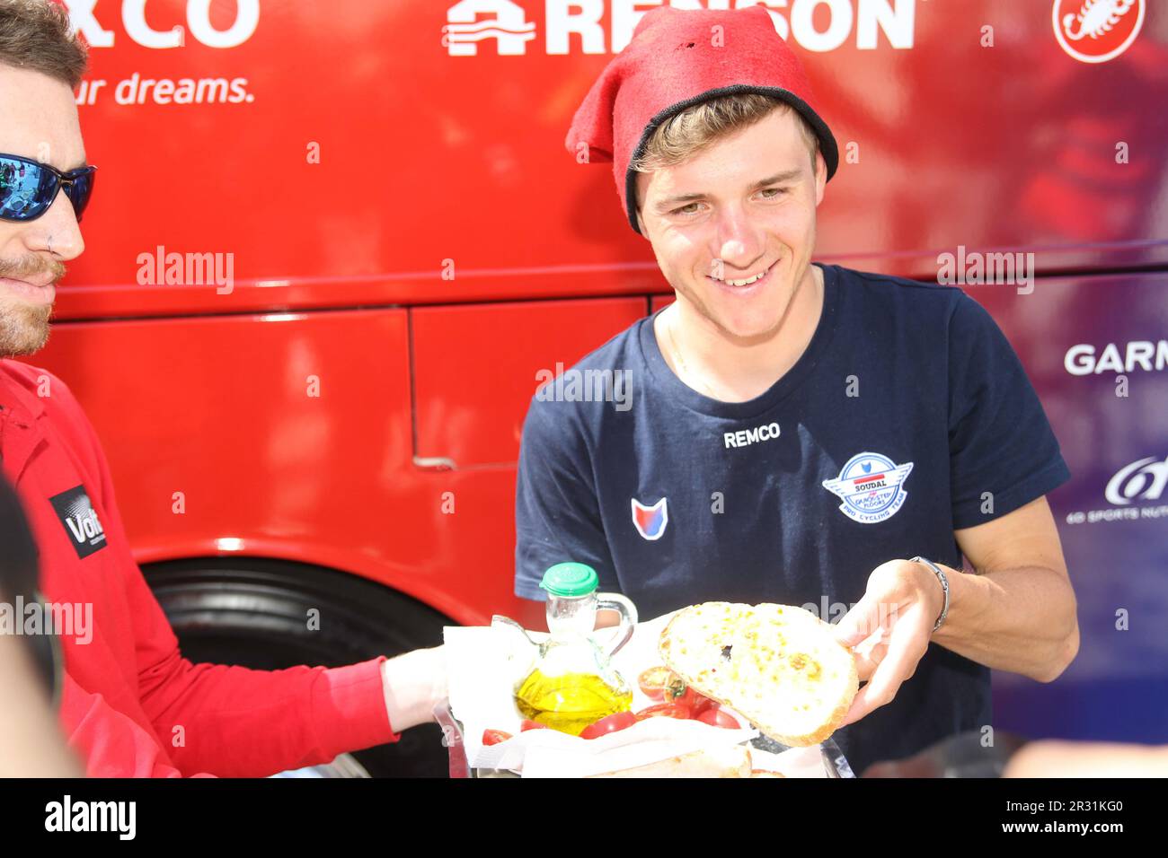 Remco Evenepoel volunteered to do a publicity shot making Catalan ...