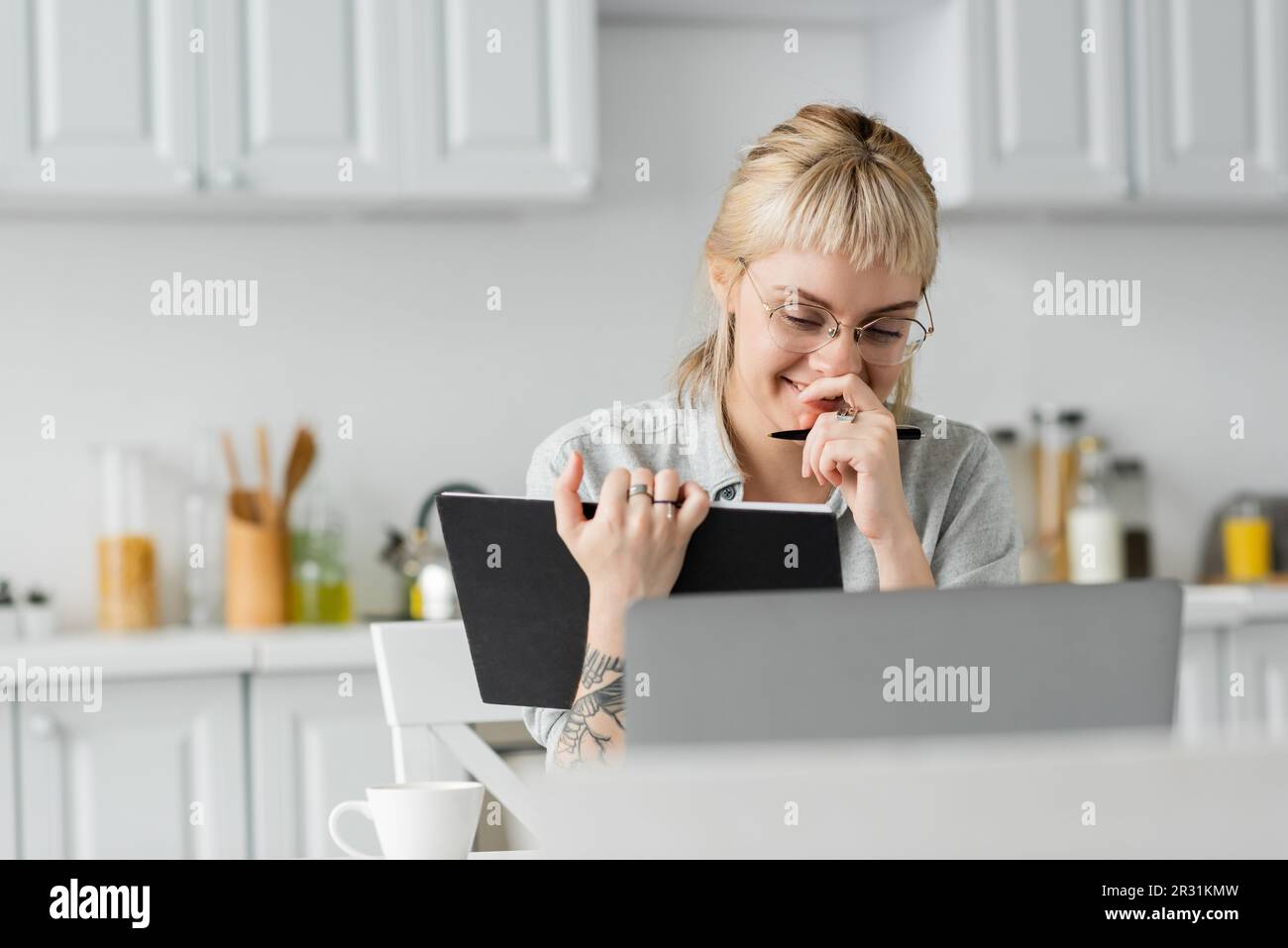 Woman sitting table taking notes hi-res stock photography and images ...