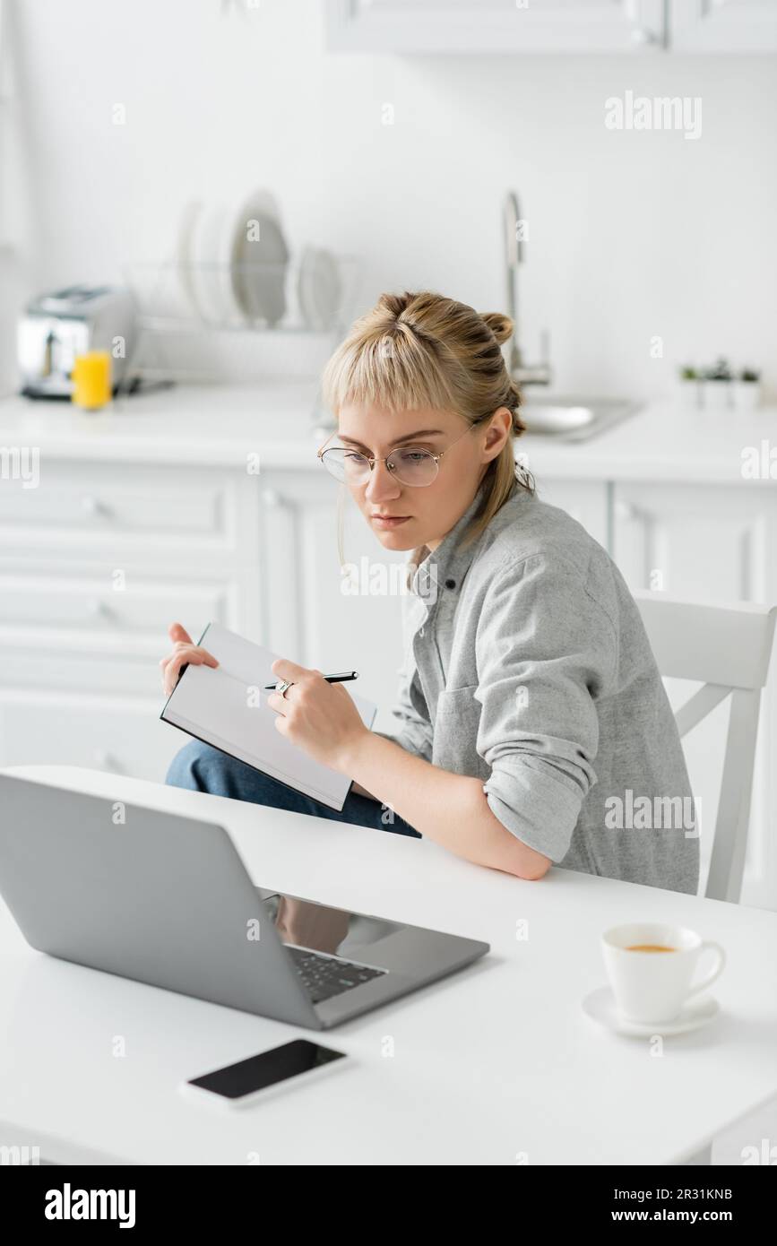 Holding note taking devices hi-res stock photography and images - Alamy