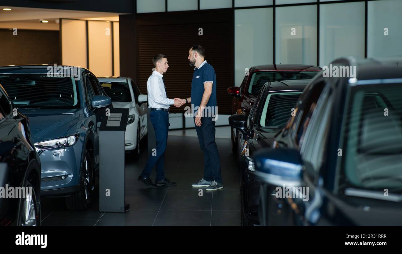 Man car shake hands hi-res stock photography and images - Alamy