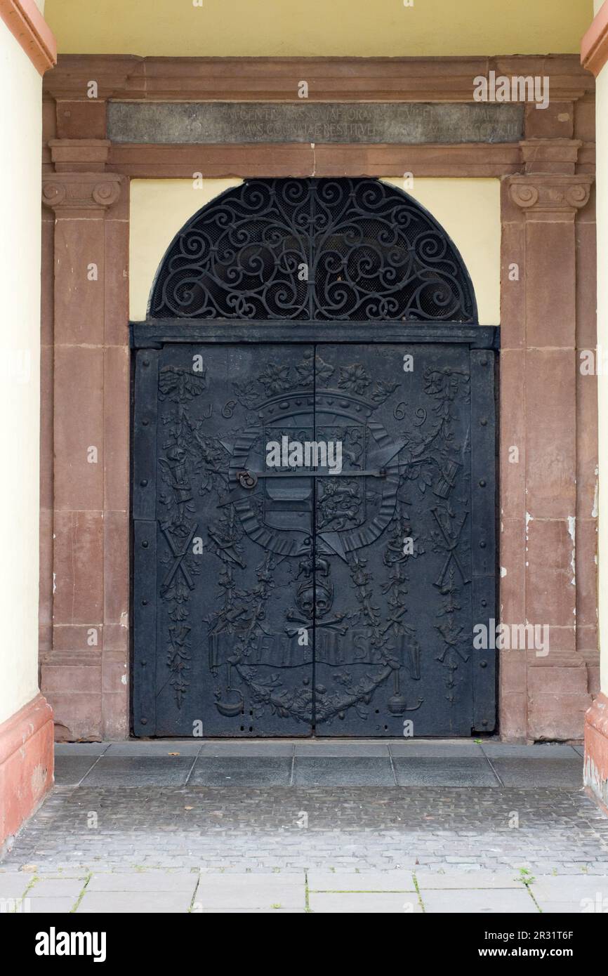 Crypt door hi-res stock photography and images - Alamy