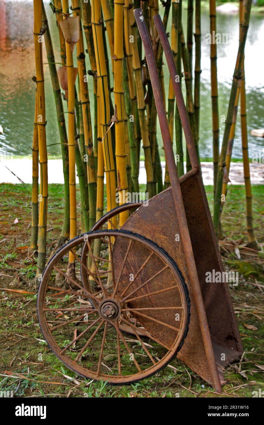 Chinese wheelbarrow hi-res stock photography and images - Alamy