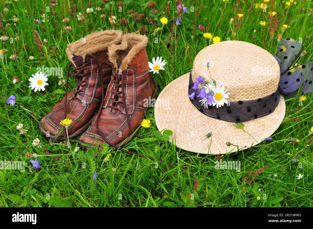 Shoes with flower hi-res stock photography and images - Alamy