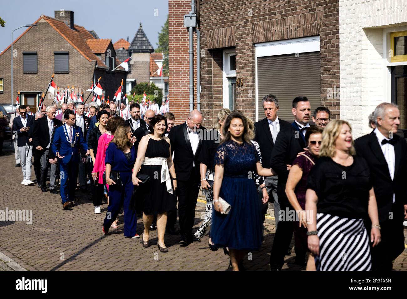 LOBITH - State Secretary Uslu walks the tour at the shooters' guild ...