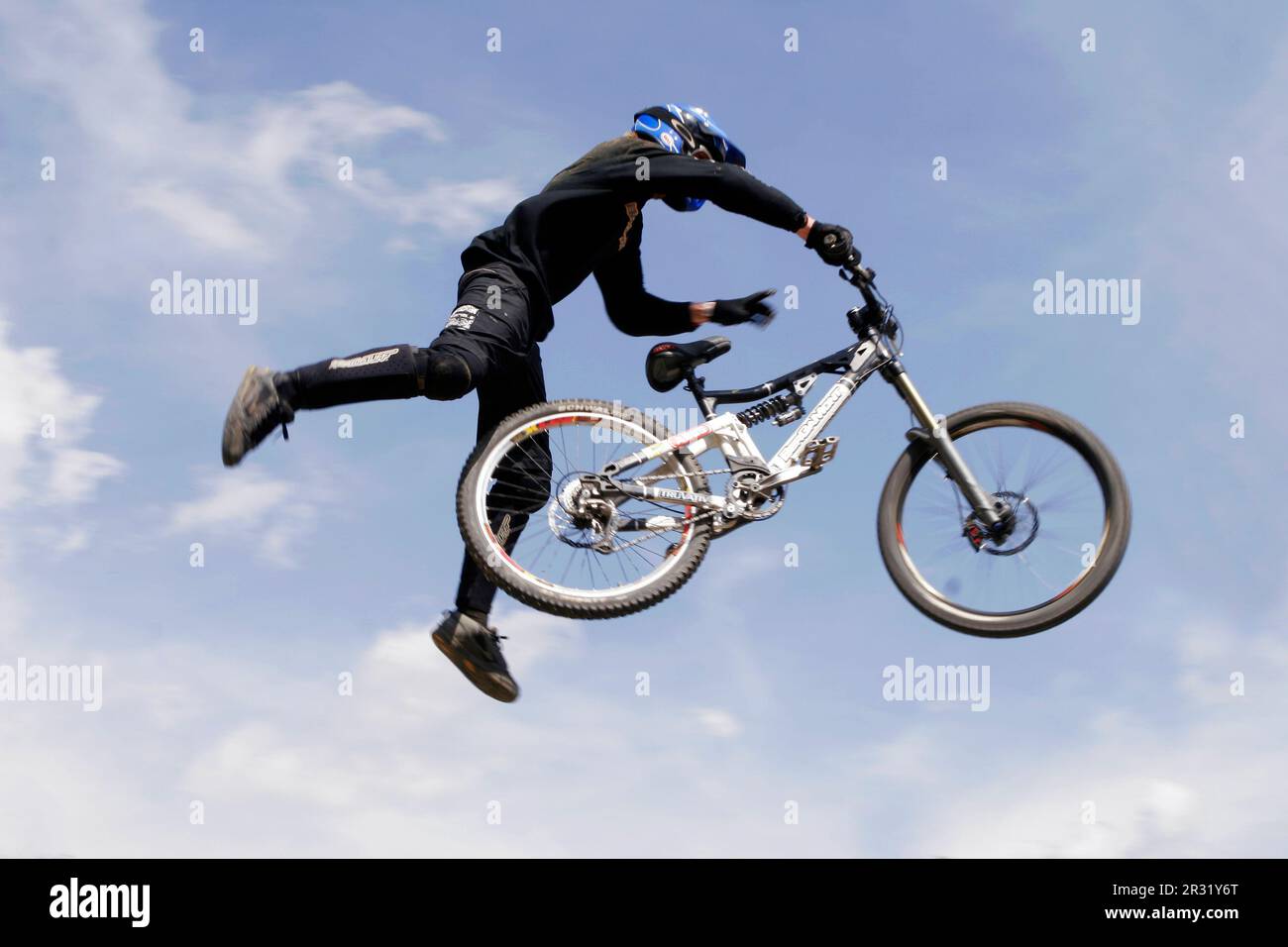 Bicycle stunts hi-res stock photography and images - Alamy