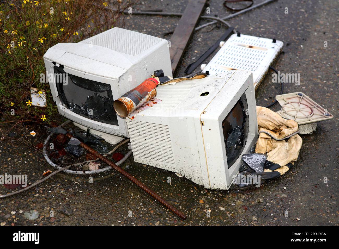 Trash computer screen hi-res stock photography and images - Alamy
