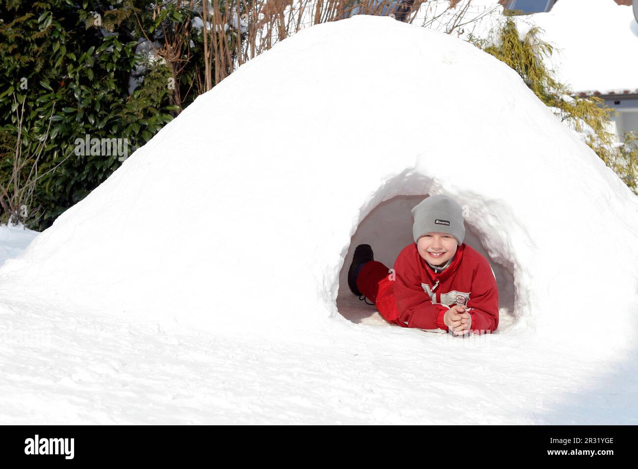 Igloo snow person hi-res stock photography and images - Alamy