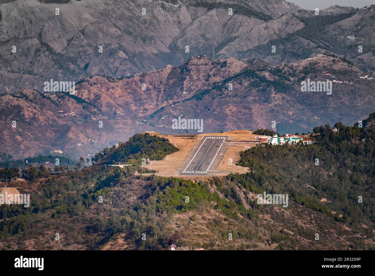 Small aircraft runway parked hi-res stock photography and images - Alamy
