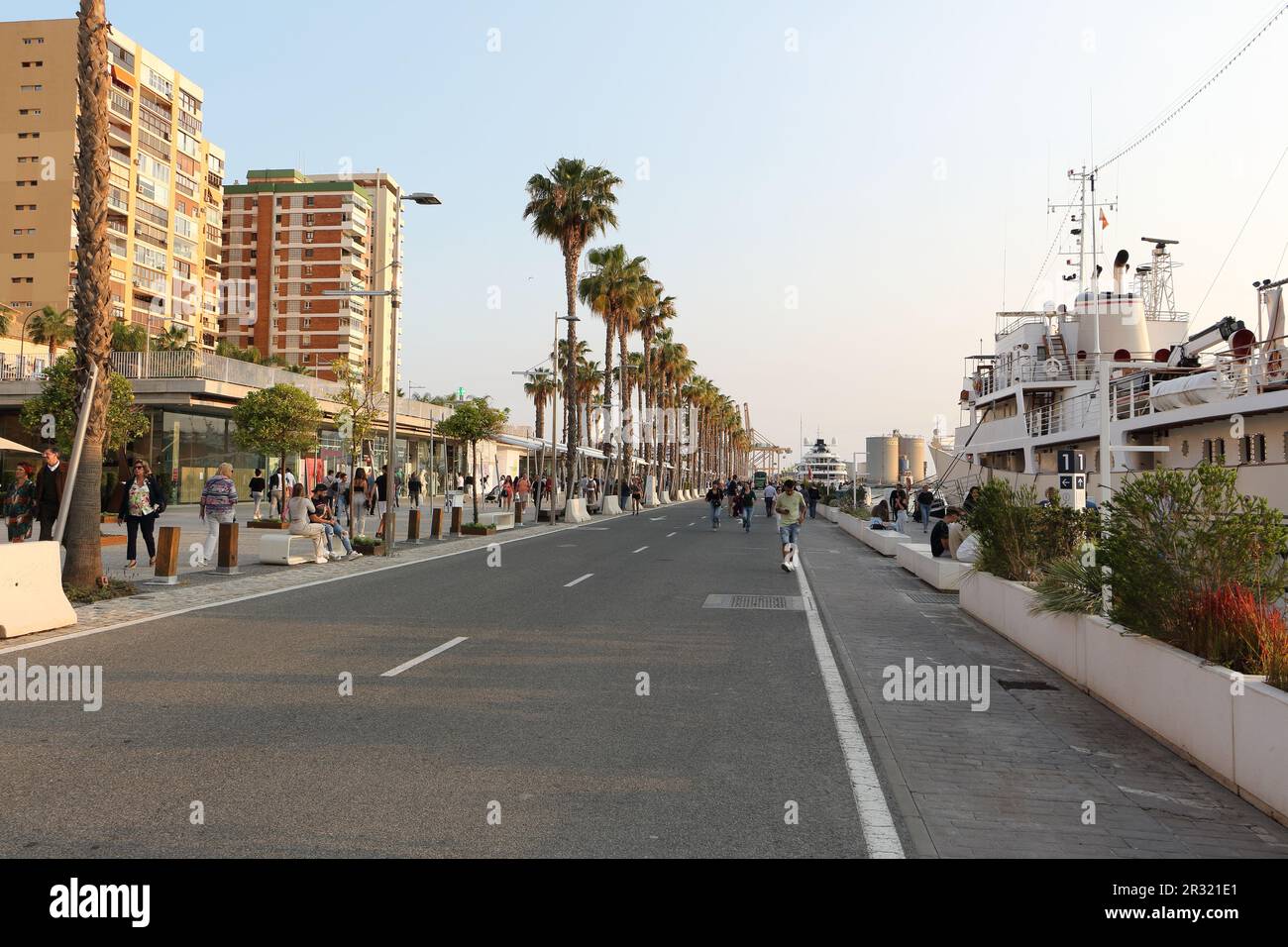 People walking at habour hi-res stock photography and images - Alamy