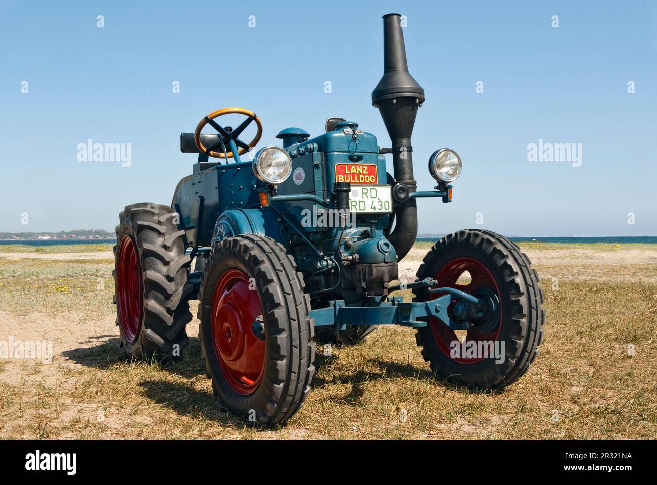 Gesamtansicht eines Treckers - Oldtimer-Trecker-Treffen in Eckernfoerde ...