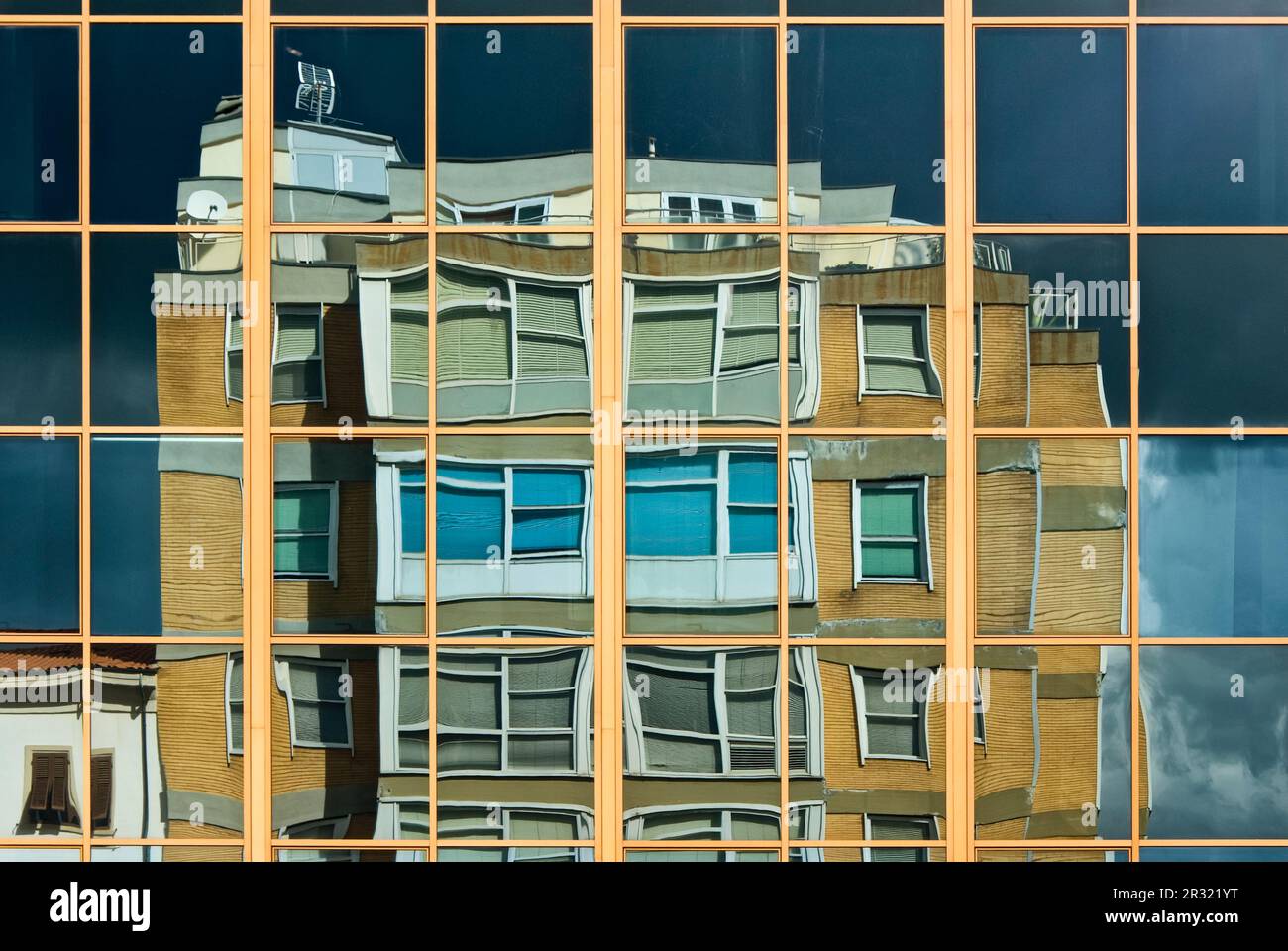 Mirrored house facade Stock Photo - Alamy