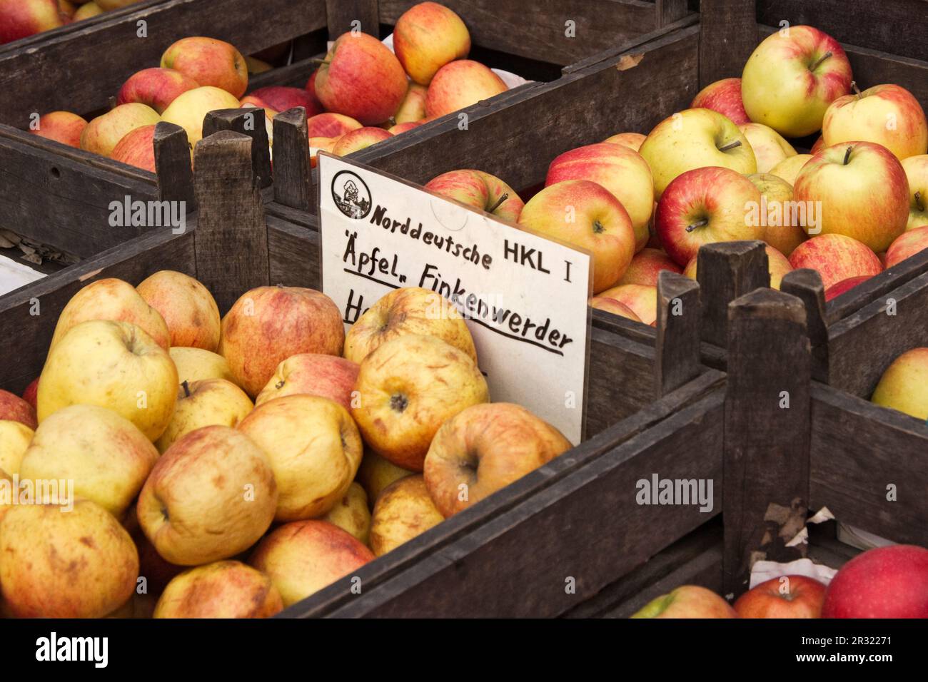 Market stall apples Stock Photo - Alamy