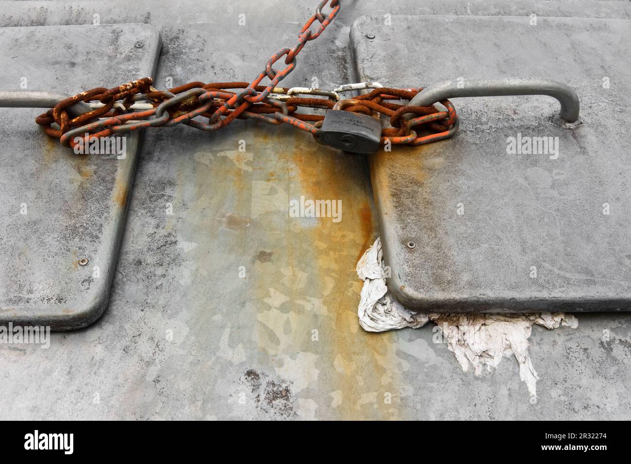 Closed garbage can Stock Photo - Alamy