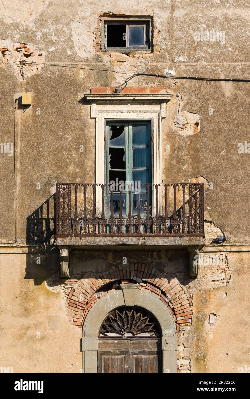 Scruffy old house hi-res stock photography and images - Alamy