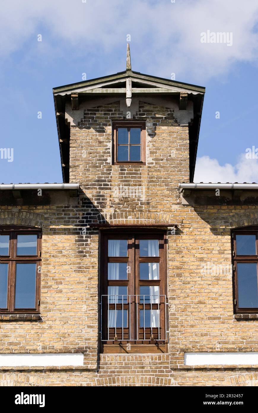 Old warehouse windows hi-res stock photography and images - Alamy