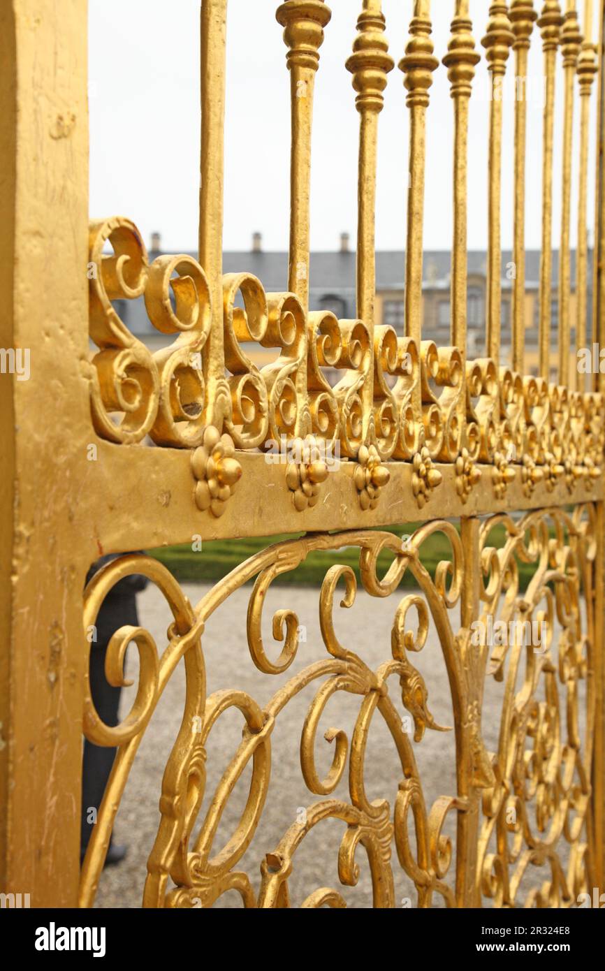 Estate gate with gold hi-res stock photography and images - Alamy