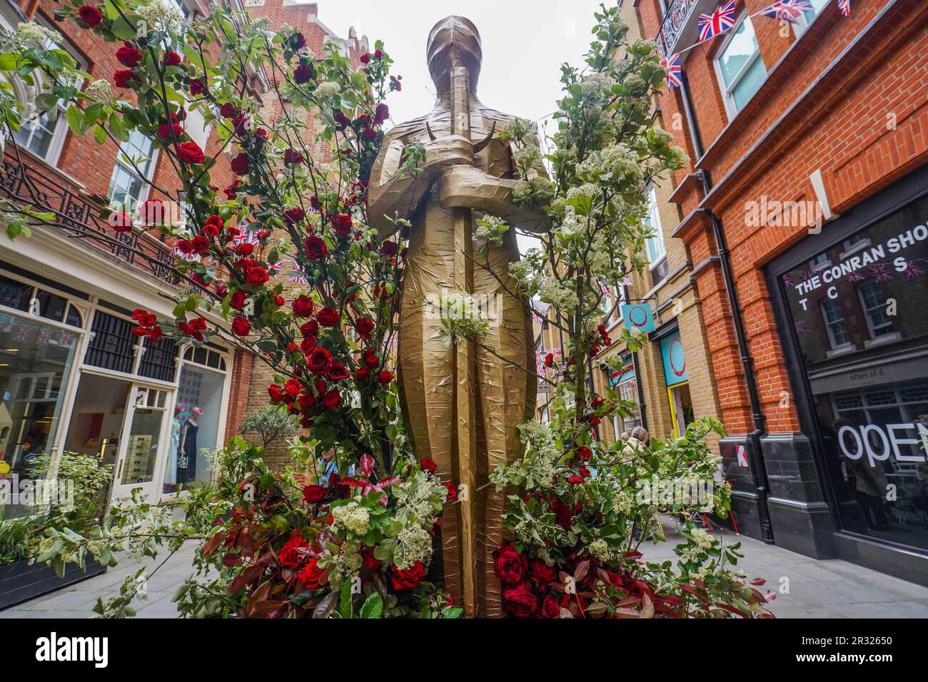 London UK. 22 May 2023 Oscar Statue works with Hollywood Flowers on ...