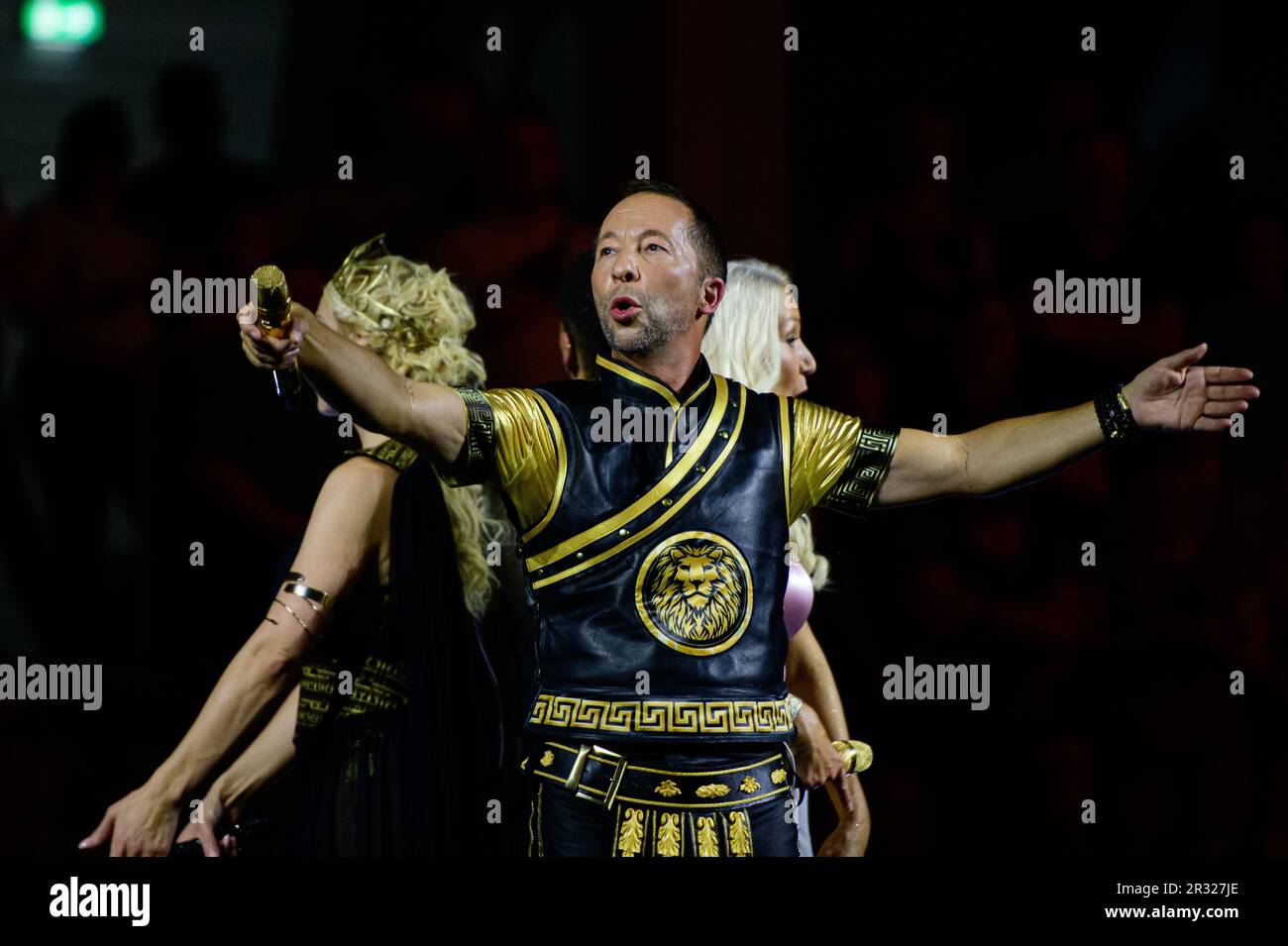 DJ BoBo bei der großen DJ Bobo-Tour, das beste aus 30 Jahren Show in ...