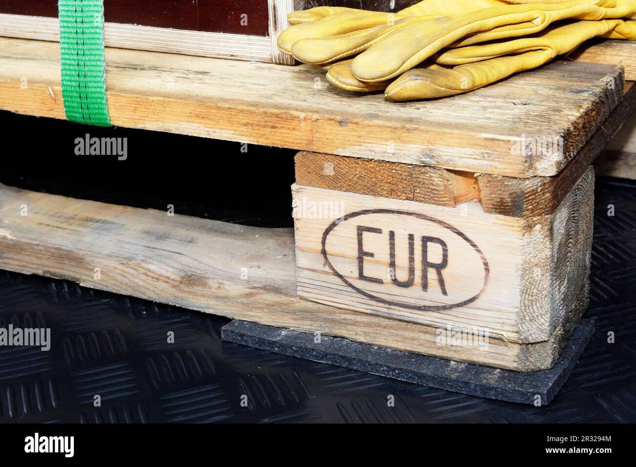 Euro pallet hi-res stock photography and images - Alamy