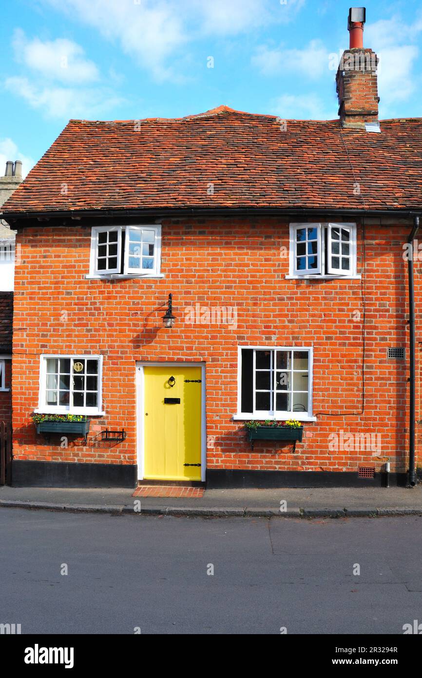 Traditional english red brick cottage hi-res stock photography and ...