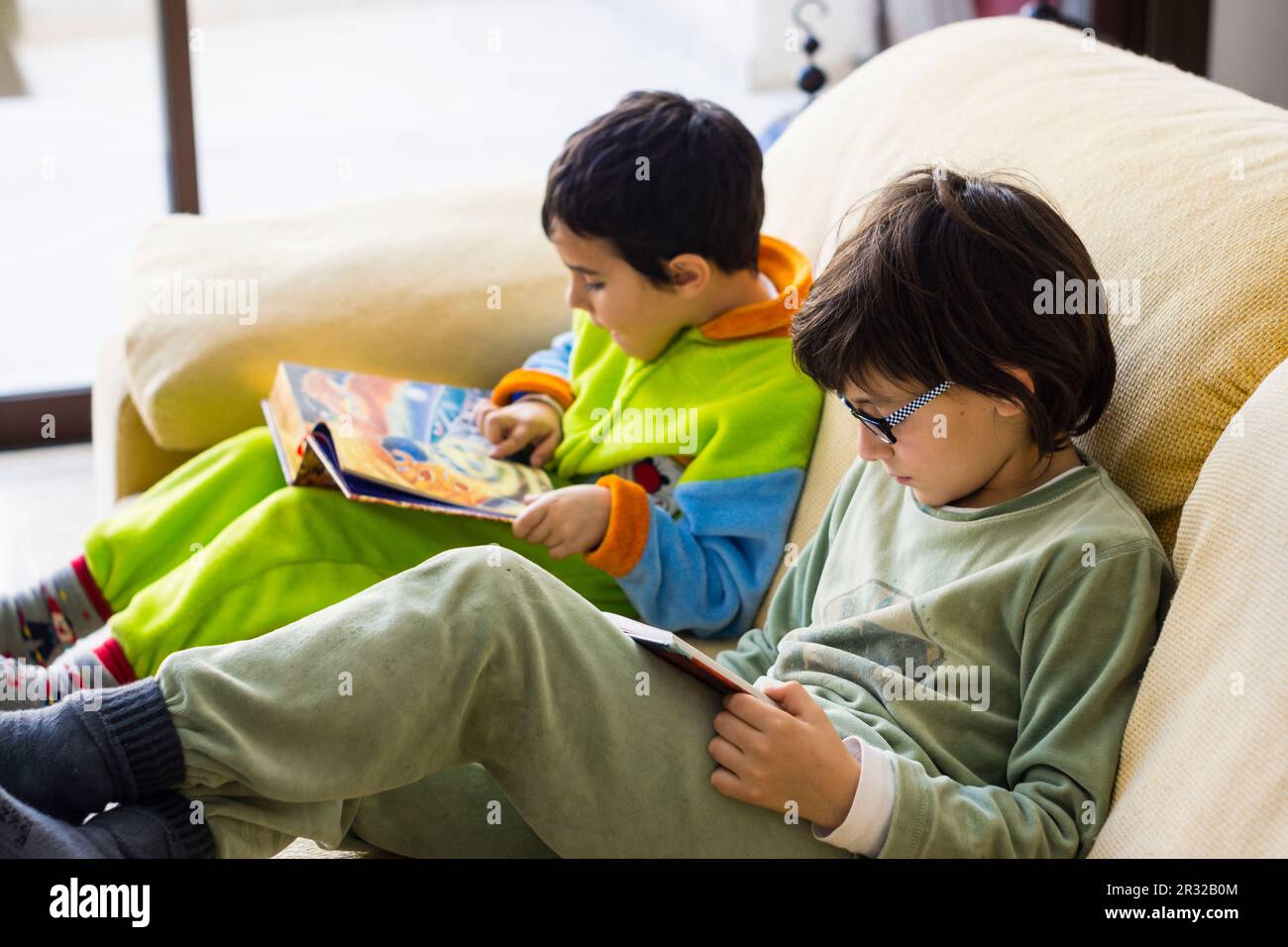 niños leyendo un libro Stock Photo - Alamy