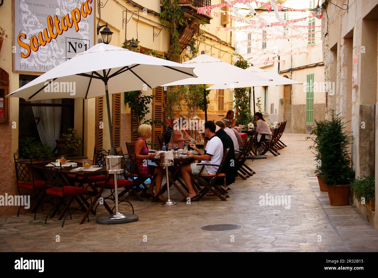 Restaurantes en la calle. Sineu.Es Pla.Mallorca.Illes Balears.España ...