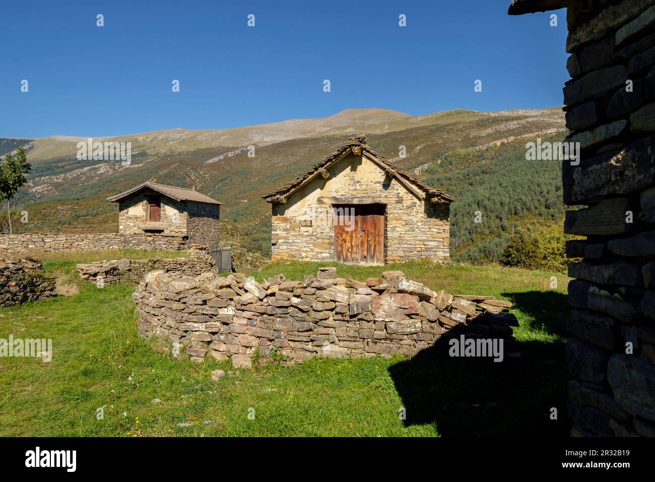 Bordas en Buisán, Buisán ,municipio de Fanlo,Huesca, Aragón, cordillera ...