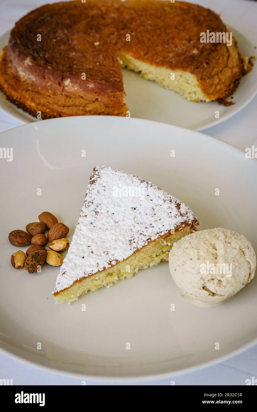 Bizcocho tipico mallorquin, Gato de almendras con helado, Mallorca ...