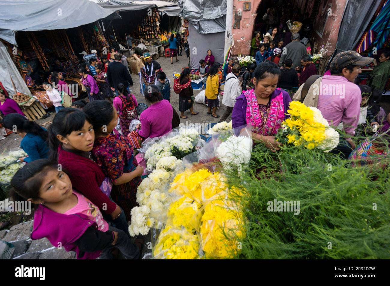 mercado del centro historico, y antiguas gradas del templo maya, Chichicastenango ,municipio del ...